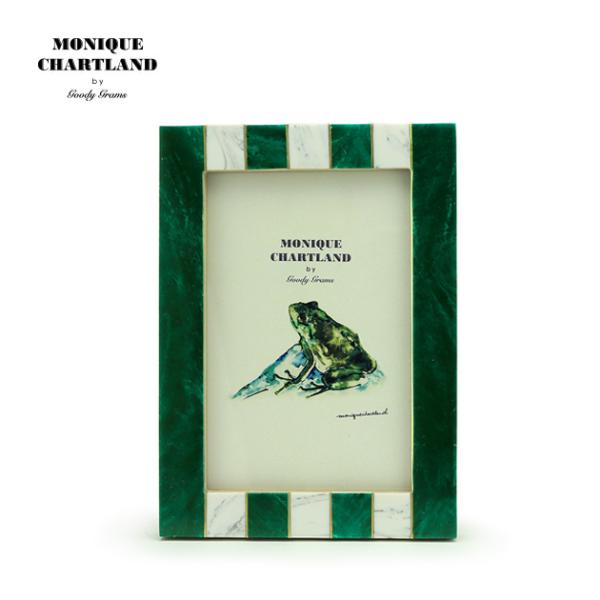 商品説明:真鍮と緑の組み合わせは、モダンなデザインからヴィンテージ風のデザインまで、多様なスタイルに対応できます。フレーム自体がアートの一部となり、飾る写真や絵を引き立てます。商品仕様:サイズ:幅12.7×高さ17.7×奥行1.3cm写真サ...