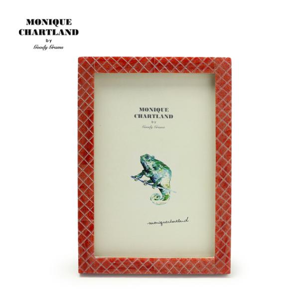 商品説明:斜めに交差して彫られた模様と、パキっとした発色が印象的な、シンプルでどのインテリアにも馴染みながら存在感もあるフォトフレームです。商品仕様:サイズ:幅12.0×高さ17.0×奥行1.5cm写真サイズ:幅9.2×高さ14.0cm重さ...