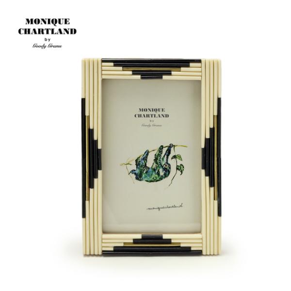 商品説明:細い棒状のレジンと真鍮を一つ一つ手作業で組み合わせた、立体感のあるデザインです。写真を飾るだけではなく、インテリアのアクセントとしてもおすすめです。サイズ:幅12.3×高さ17.5×奥行1.5cm写真サイズ:幅8.8×高さ13.8...