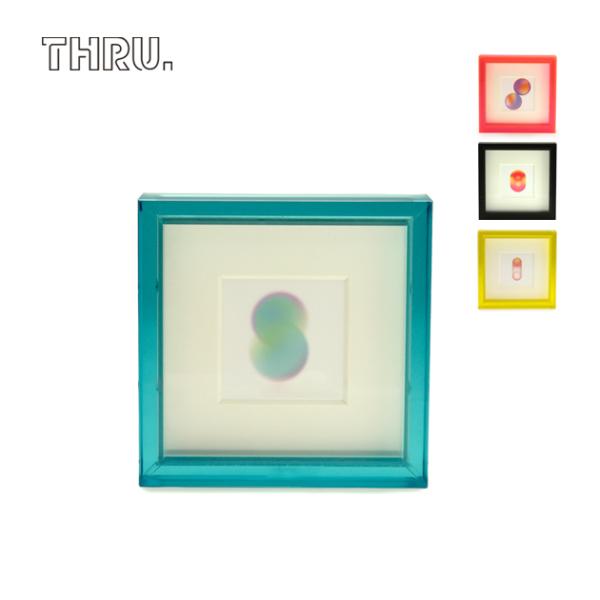 商品説明:シンプルで均整のとれたデザイン。フレーム自体の重みに相反して、光を通すアクリルの透明感が空間に軽やかな印象を与えます。写真やアートワークをスタイリッシュにディスプレイするのに最適です。どの角度から見ても美しい仕上がりで、卓上に対応...