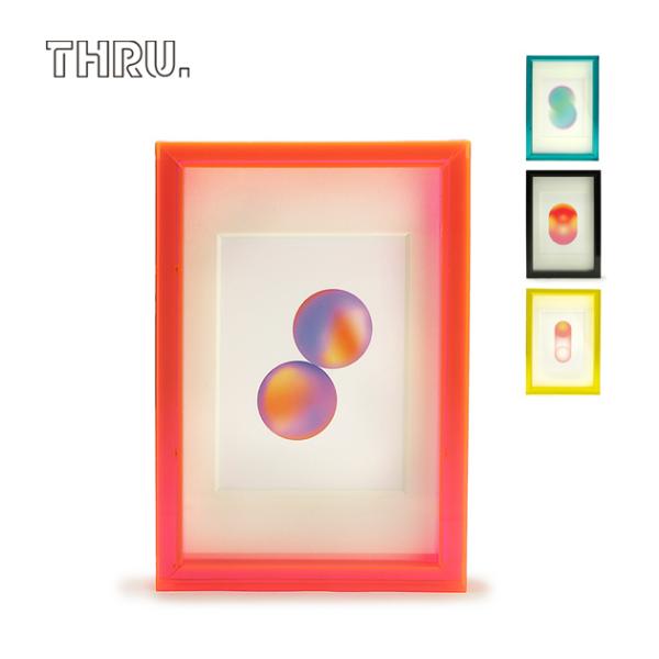 商品説明:シンプルで均整のとれたデザイン。フレーム自体の重みに相反して、光を通すアクリルの透明感が空間に軽やかな印象を与えます。写真やアートワークをスタイリッシュにディスプレイするのに最適です。どの角度から見ても美しい仕上がりで、卓上に対応...