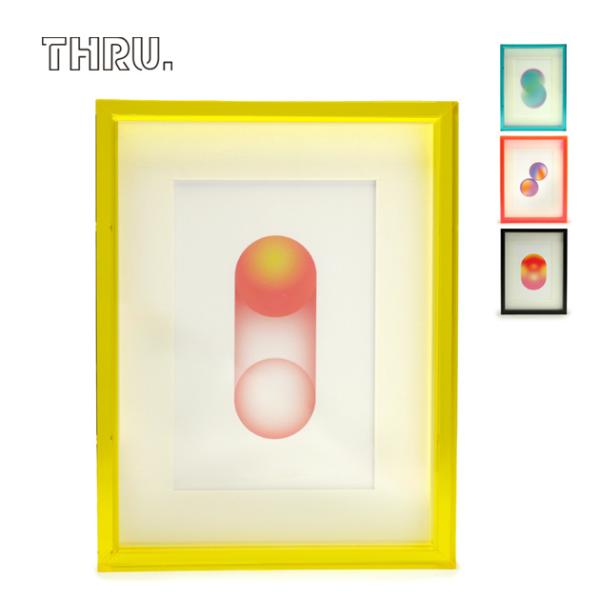 商品説明:シンプルで均整のとれたデザイン。フレーム自体の重みに相反して、光を通すアクリルの透明感が空間に軽やかな印象を与えます。写真やアートワークをスタイリッシュにディスプレイするのに最適です。どの角度から見ても美しい仕上がりで、卓上に対応...