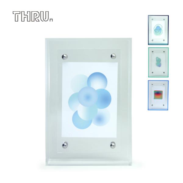 商品説明:シンプルで均整のとれたデザイン。フレーム自体の重みに相反して、光を通すアクリルの透明感が空間に軽やかな印象を与えます。写真やアートワークをスタイリッシュにディスプレイするのに最適です。どの角度から見ても美しい仕上がりで、卓上に対応...