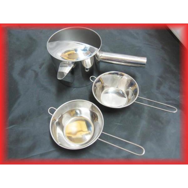 お好み焼き屋さんで使われている、お好みカップ２個と粉つぎ１個の３点セットです。ステンレス製お好みカップが約450ｃｃ、粉つぎは大サイズで約1.5Ｌの容量です。中古品ですので擦れキズ等使用感があります。ご理解の上お願いします。■サイズ：お好み...