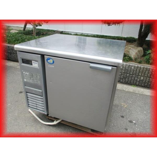 業務用パナソニックの1ドア台下冷凍庫です。90ｃｍ幅の需要の多い商品です。奥行き75ｃｍで205Lたっぷり入ります。また庫内はステンレス製で掃除も簡単です。庫内温度は-20℃以下です。2017年製の中古品ですので多少の擦れキズさび等ビス穴1...