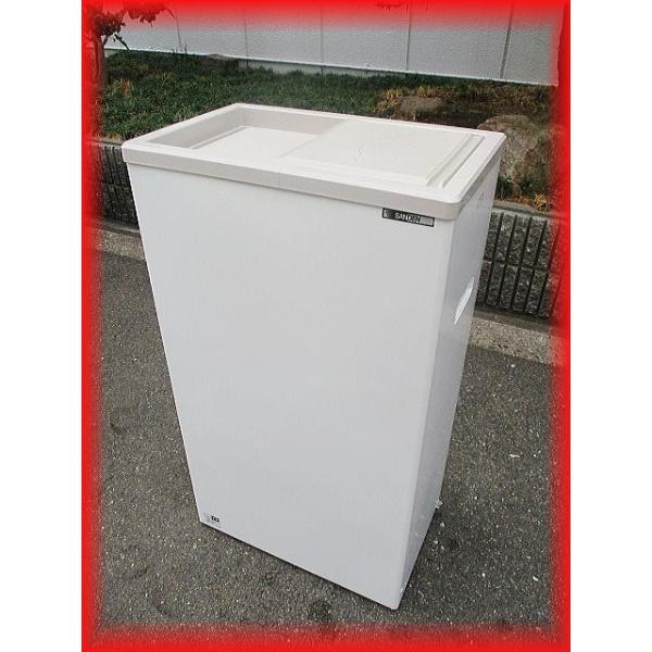 サンデンの冷凍ストッカーフリーザー、冷凍庫です。スライド扉で幅490×奥行320×高さ870mmのスリムサイズです。容量42Lにアイスクリーム、食材のストックにどうぞ！　動作確認済（−20度以下）です。2019年製の中古品ですので多少の擦れ...