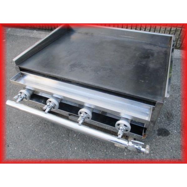 業務用、鉄板焼き機です。 鉄板のサイズは幅60cm奥行45cmのサイズです。中古品ですので多少の擦れキズ汚れ等あります。 ご理解の上お願いします。 サイズ：幅63ｃｍ、奥行き46ｃｍ（+ガス管）、高さ20ｃｍ。型式：ガス種：都市ガス　9mm...