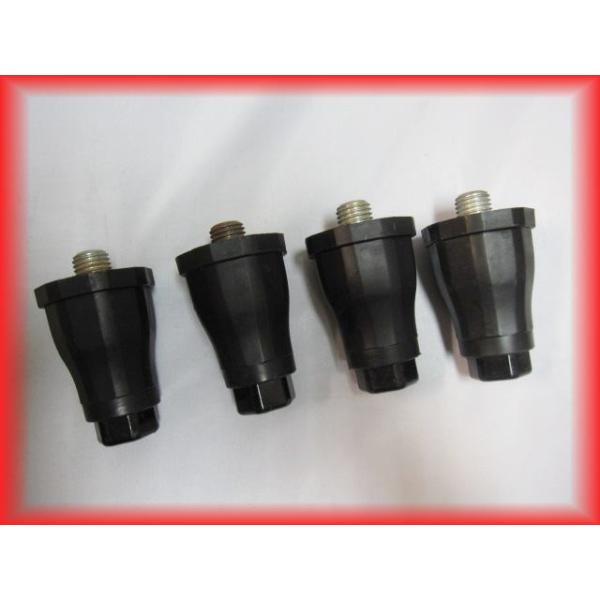 ホシザキの冷蔵庫の脚４個です。高さ調節したい時や、水を流す調理場に向いています。冷蔵庫の他、製氷機・冷凍庫・冷蔵ショーケースに使われています。ホシザキの製品だとほぼ合うと思いますが、サイズでご確認下さい。フクシマ・パナソニックでも合いますが...