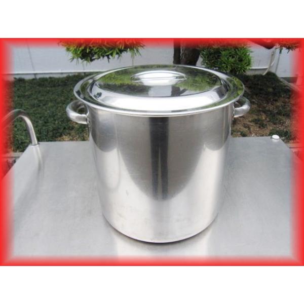 ステンレス製、キッチンポット(丸型）寸胴鍋です。直径30ｃｍ、20Lの業務用ではよく使われるサイズです。蓋付です。パスタ鍋にも丁度いいサイズです。業務用メーカーの製品です。中古品ですので、多少使用感傷等あります。■サイズ：300×300mm...