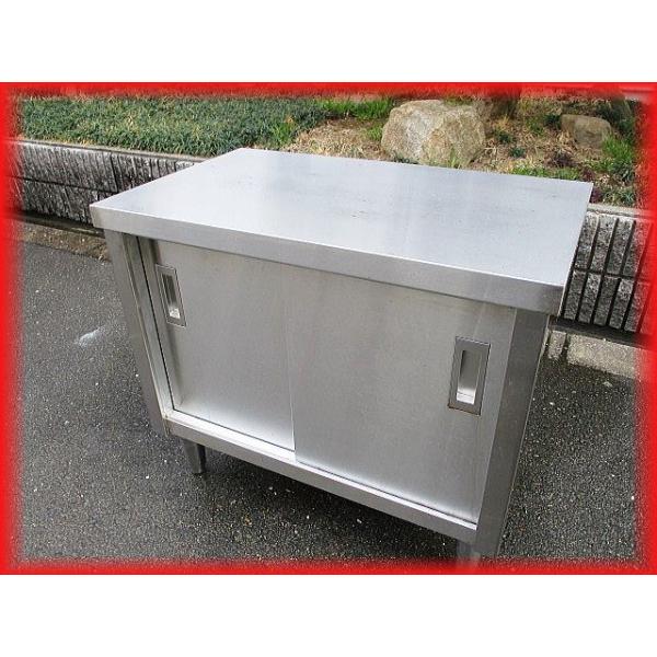 業務用ステンレスのガス盛付調理台です。幅75ｃｍ、奥行き45ｃｍのスリムサイズです。前面スライド扉で食品や食器を油汚れから守ってくれます。高さは65cmですのでガス台にも使ってください。中古品ですので多少の擦れキズ等あります。※神経質な方の...