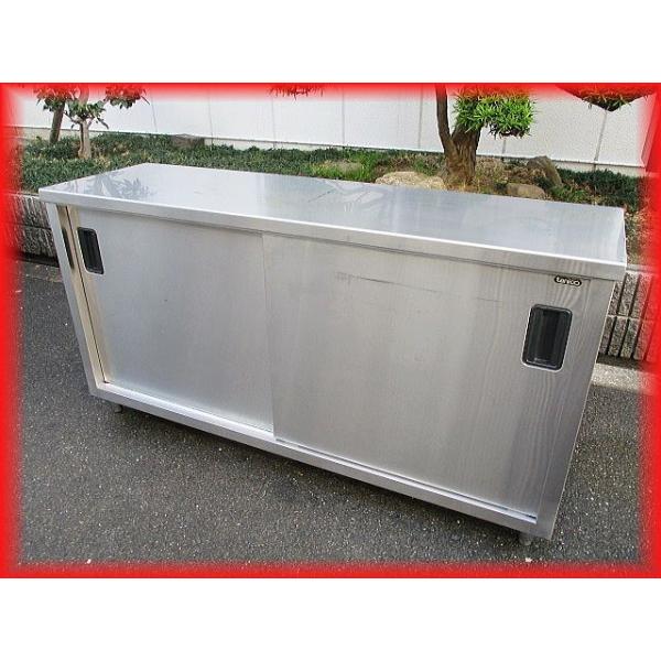 業務用タニコーのステンレス盛付調理台・キャビネットです。幅150ｃｍ、奥行き45ｃｍの人気のスリムサイズです。前面スライド扉で食品や食器を油汚れから守ってくれます。可動棚１枚付き。中古品ですので多少の擦れキズさび等あります。※神経質な方のご...