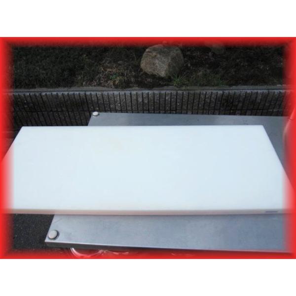 業務用のまな板です。ハセガワの製品で、抗菌、軽量タイプ。業務用ではやや大き目のサイズです。厚みも35ｍｍと厚く、食肉用の記載があります。参考上代は5〜6万円のお品です。中古品ですので、黄ばみ傷があります。■サイズ： 　幅1000×390、厚...