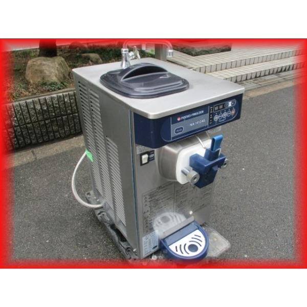 日生のソフトクリームサーバー卓上型です。NA-1412AE の特長設置が手軽な100V・空冷式を採用。オートリターンハンドルを採用。簡単操作で自動殺菌が可能。分解洗浄も週に一度でOK。フロント未装着時の誤動作を防止する「ダッシャーセーフティ...