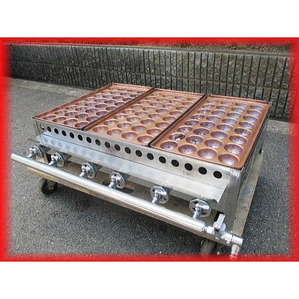業務用たこ焼き器、銅板32穴×3連です。 穴のサイズは48mmの特大サイズです。中古品ですので多少の擦れキズ汚れ等焼け焦げ等あります。 ご理解の上お願いします。 サイズ：幅70ｃｍ、奥行き46ｃｍ（+ガス管）、高さ21ｃｍ。型式：ガス種：都...