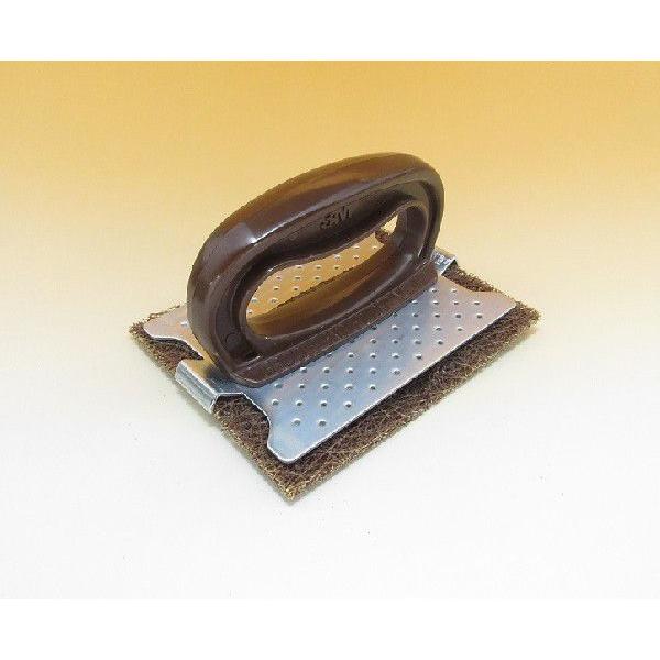 パッドの耐熱温度は220℃。熱に強いグラスファイバー製なので、営業時間中でもクリーニングできます。◆ホルダー本体（1個）とスコッチ・ブライト?　グリドルパッド高温用（1枚）がセットになっています。◆使用時はスコッチ・ブライト? グリドルパッ...