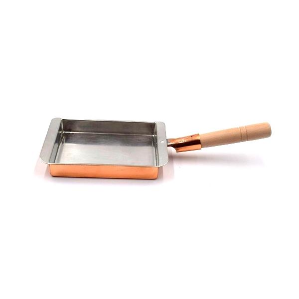 関西型（縦長の長方形）の玉子焼器です。銅は熱伝導が良いので、全体にムラなく熱が回り、ふっくらとした玉子焼ができあがります。〜 製品仕様 〜◇サイズ[内寸×深さ]：180×225×30mm◇重量：0.95kg◇材質：銅◇表面加工：外面/焼付け...