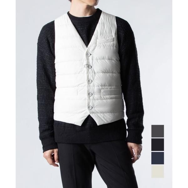 ITEM INFORMATIONヘルノ HERNO  PI002ULE 12456Z メンズ ベスト第二次世界大戦後まもなく、飛行機の潤滑油だったひまり油で処理されたコットンを目にしたジョゼッペとその妻アレッサンドラはレインコートを製作。5...