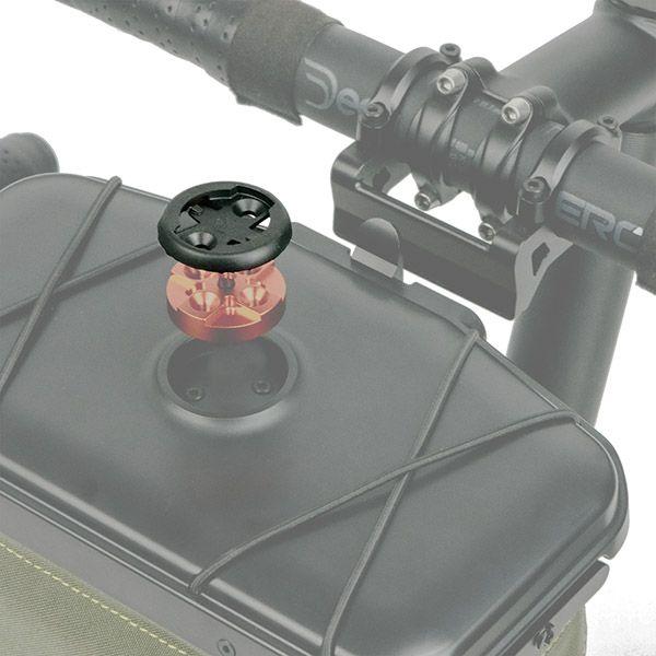 ハンドルバーバッグのトップリッドやアウトフロントマウントにGarmin、Wahooマウント採用のサイクルコンピュータを取り付け可能にするアダプター。