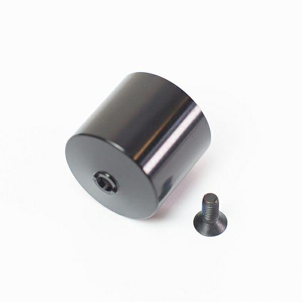 ハンドルバーバッグのサイドにライトを取り付けるための台座。これによりハンドル周りがスッキリ。