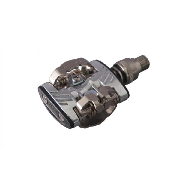 疲労時にも簡単にステップアウトができるので、ツーリングやロングライド、エンデューロなどの長距離走行に最適。工具無しで脱着も簡単