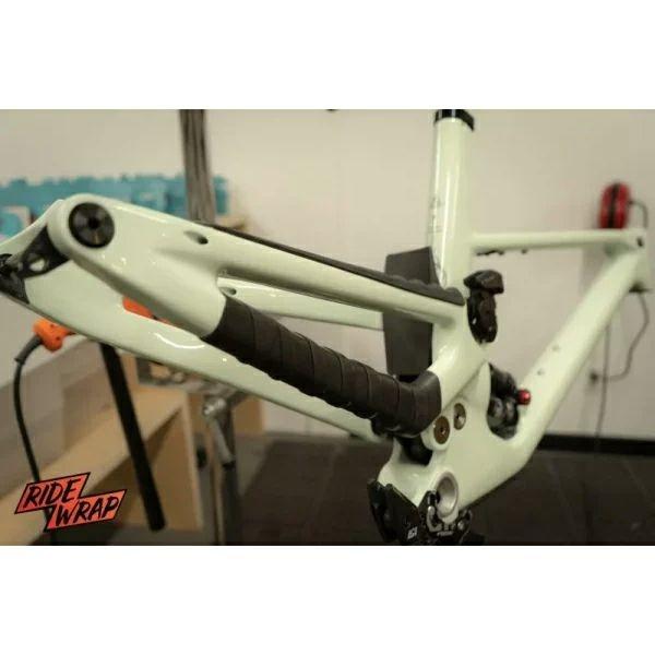 チェーンステーやその他の摩耗する箇所を激しいチェーンスラップから保護し、フレームの強度と美しさを維持します