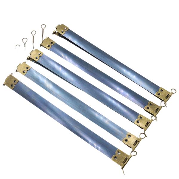 ばねポーチ向けのバネ口金具 カン付きです。左右のピン部分にカン付きのため、スッキリ仕上げることが出来ます。※さび止めの油が塗られている場合があります。ご使用前に拭き取りをお願いいたします。サイズ 全長18cm、幅15mm数量：5本セット別サ...