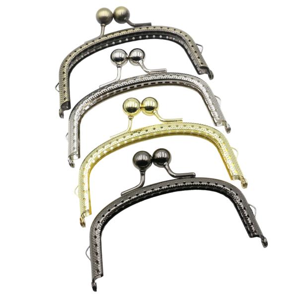 アーチ型のがま口 口金 10.5cmサイド部分にカンのついているタイプです。型紙などは付属しておりません。簡易的な検品はしておりますが、開閉の硬さにばらつきがあります。制作前に調整をお願いいたします。幅: 10.5cm[関連キーワード] ハ...