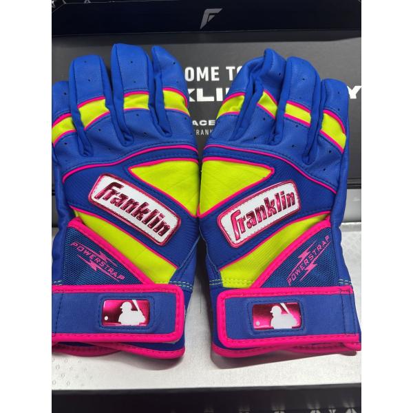 アメコミヒーローのようなビビットなデザイン！試合のヒーローになりたい方におすすめ！超野球専門店CVスタッフによるカスタムオーダーのバッティング手袋。シープレザー使用なので柔らかくてしなやか。POWERSTRAPTM TECHNOLOGY(パ...