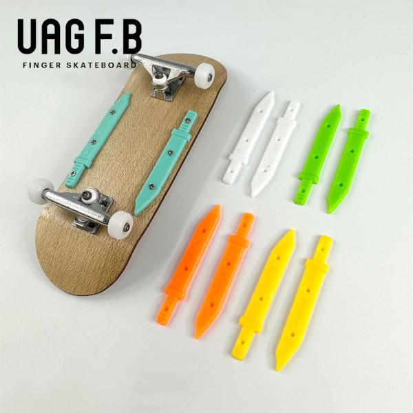 お気に入りのグラフィックを傷つけたくない指スケーターにオススメ。付属のビスで取り付けし、デッキの保護やデザインのアクセントに！【サイズ】幅：約5mm長さ：約39mm厚み：約1.2mm【カラー】Orange / Green / Light B...