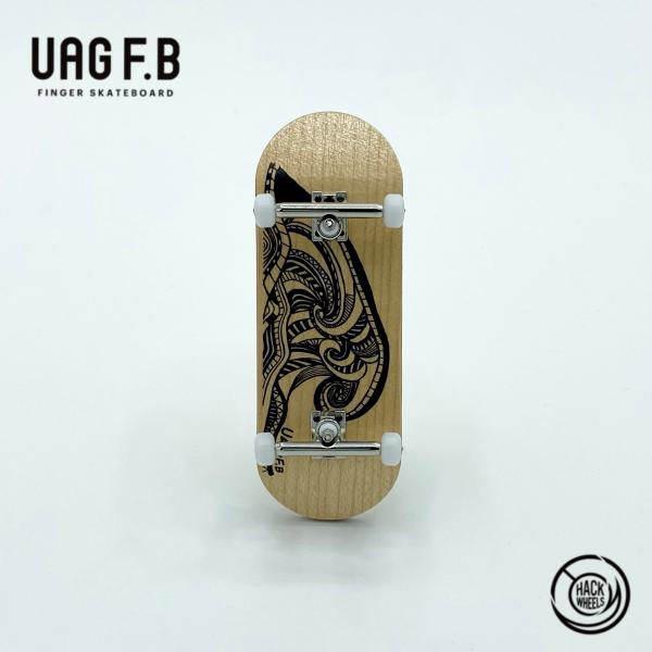 【商品特徴】弾きのよいカナディアンメープルを5枚重ねたデッキ強度と耐久性に優れたプロトラック。「HACK WHEELS PLAS（PRO COMPLETE WHEEL)」を装着したことにより、指心地がより滑らかに。【セット内容】デッキ ×1...