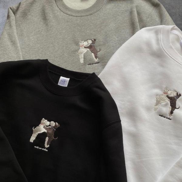 ご好評いただいていました、『うちのシュナ』オリジナル刺しゅう。”お相撲シュナウザートレーナー”です。組み合っている2匹のシュナウザー！トレーナーの中央に刺しゅうをすることで上着を着た時にもちらっと刺繍が見えるのもちょっとしたポイントになって...