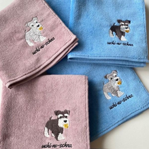 『うちのシュナ』NEWデザインのタオルハンカチ『ボール＆シュナ』が発売になりました。ボールをくわえて早く遊ぼう〜！ボールが大好きなあどけない表情のシュナウザーがワンポイント刺しゅうになりました。素材は優れた吸水性を特徴としたタオルを使用して...