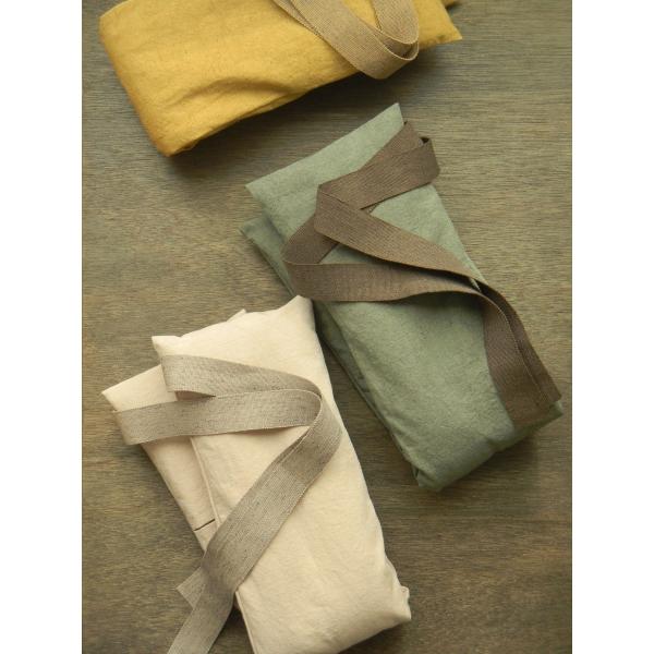 いりぬか、玄米、乾燥よもぎ、粗塩が材料のエコカイロです。電子レンジで温めて、繰り返しお使いいただけます。肩にかけたり、腰に巻いて紐で結べるので、立ち仕事等しながらでもお使いいただけます。カイロの湿気のある熱で、からだの芯までじんわりと温かさ...