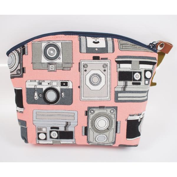 REAL STNDARDのドーム型ポーチ内側に5個のポケットがあるので化粧品など使い方はいろいろ♪内側ポケット×5サイズ（cm）幅：17cm高：12.5cmマチ：4cm綿100％原産国：日本