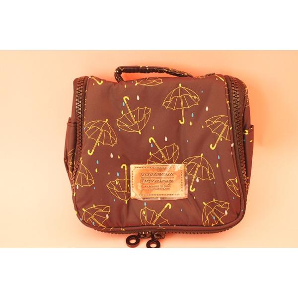 とっても可愛い大きめポーチ！！ハンガーが付いているので、バスルームやトイレなど、かけて使えるからとっても便利♪旅行にも普段使いにも最適です！【商品詳細】 サイズ：17cm×13cm×8cm外：サイドポケット　　　　　2個内：ファスナー付きポ...