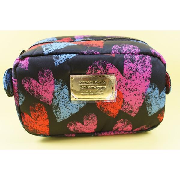 ボバロバのぷっくり可愛いポーチ！！サイドのリボンがとってもキュート♪たっぷり入るので旅行にも普段使いにも最適です！純白ハートのかわいい柄です♪サイズ：17cmx10cmx10cm内ポケット（ファスナー付き）　1個内ポケット（ファスナー無し）...