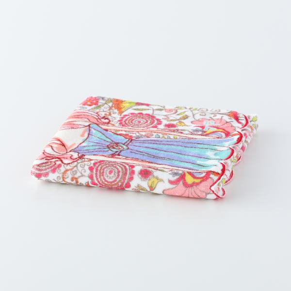 過去にご好評いただいていた「イノセンス」の復刻タオルです。背景のインパクトのある花柄や、大きめに配置した女の子などジェフリーらしい大胆な雰囲気はそのままに、ヘムにスカラップにアレンジして、可愛いらしさを演出しました。◆サイズ：約34×35c...