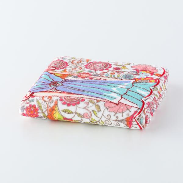 過去にご好評いただいていた「イノセンス」の復刻タオルです。背景のインパクトのある花柄や、大きめに配置した女の子などジェフリーらしい大胆な雰囲気はそのままに、ヘムにスカラップにアレンジして、可愛いらしさを演出しました。◆サイズ：約34×75c...