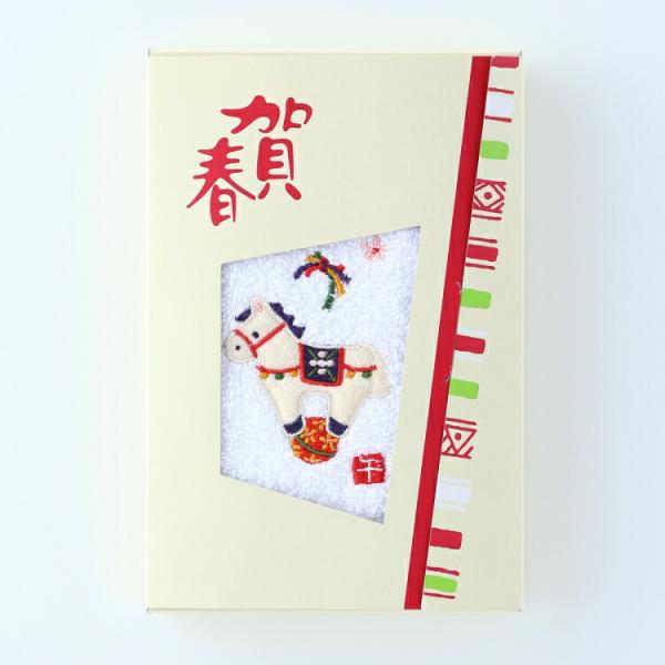 ころんとしたフォルムの”はりこ”をイメージして、アップリケ刺繍しました。＜特徴＞シンプルながらも華やかさを感じさせる白馬の刺繍が、新年のギフトにぴったりなデザインです。年始のご挨拶におすすめの商品です。＜商品についてのご注意＞こちらは包装紙...