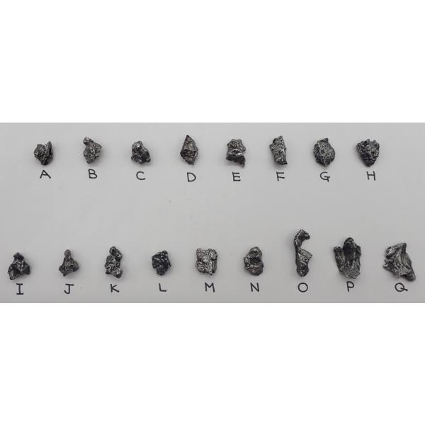 大きなカンポ隕石を粉砕したものです。鉄隕石　(オクタヘドライト IA) )発見 1576年 アルゼンチン・チャコ州総量　100ｔ　　炭素測定により約4700〜4200年前に地球に落下したと考えられている。      アルゼンチンの先住民はこ...