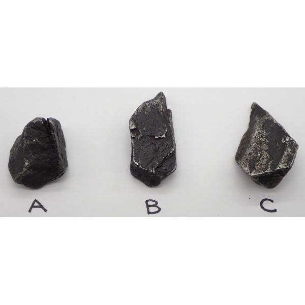 カットしていない完全体です。【重さ】【大きさ】写真参照鉄隕石 ギベオン 発見　1836年　ナミビア主成分　鉄、ニッケル