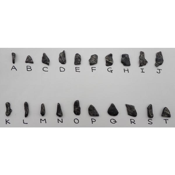 カットしていない完全体です。サビの部分を研磨して被膜も一部研磨されてしまった部分もあります。触っても汚れないキレイなものです。【重さ】【大きさ】写真参照鉄隕石 ギベオン 発見　1836年　ナミビア主成分　鉄、ニッケル