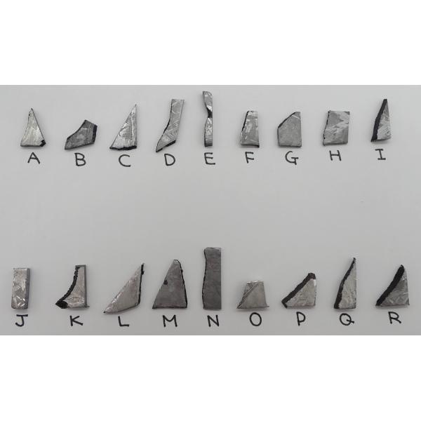 30年ほど前に購入し、長らく宇宙村の隕石神社にありました106kgのギベオンを、2025年8月よりカットし始めております（最後の3枚の写真）。ギベオン隕石の外側の皮膜つき（耳つき）。(皮付きは大きなギベオンの一番外側の部分ですので、そのぶん...