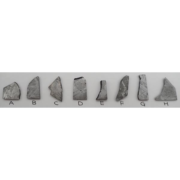 30年ほど前に購入し、長らく宇宙村の隕石神社にありました106kgのギベオンを、2025年8月よりカットし始めております（最後の3枚の写真）。ギベオン隕石の外側の皮膜つき（耳つき）。(皮付きは大きなギベオンの一番外側の部分ですので、そのぶん...