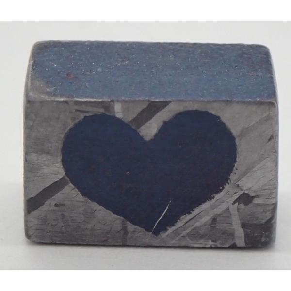 30年ほど前に購入し、長らく宇宙村の隕石神社にありました106kgのギベオンを、2025年8月よりカットしているものです。青焼きしてハート模様を浮かび上がらせたものです。ラッカーを塗ってますが、湿気などで錆びることもあります。【大きさ・重さ...