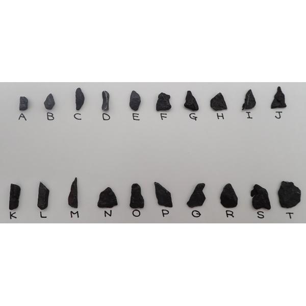 カットしていない完全体です。【重さ】【大きさ】写真参照鉄隕石 ギベオン 発見　1836年　ナミビア主成分　鉄、ニッケル