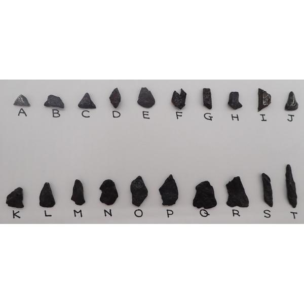 カットしていない完全体です。【重さ】【大きさ】写真参照鉄隕石 ギベオン 発見　1836年　ナミビア主成分　鉄、ニッケル