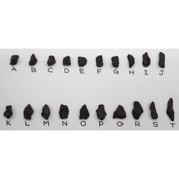 カットしていない完全体です。【重さ】【大きさ】写真参照鉄隕石 ギベオン 発見　1836年　ナミビア主成分　鉄、ニッケル