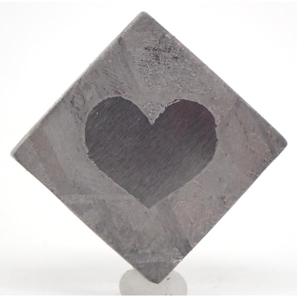 30年ほど前に購入し、長らく宇宙村の隕石神社にありました106kgのギベオンを、2025年8月よりカットしているものです。磨いてハート模様を浮かび上がらせたものです。ラッカーを塗ってますが、湿気などで錆びることもあります。【大きさ・重さ】大...