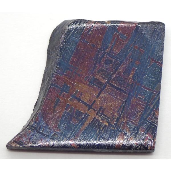 30年ほど前に購入し、長らく宇宙村の隕石神社にありました106kgのギベオンを、2025年8月よりカットしているものです。青焼きしたものです。面白い色に仕上がっています。ラッカーを塗ってますが、湿気などで錆びることもあります。【大きさ・重さ...